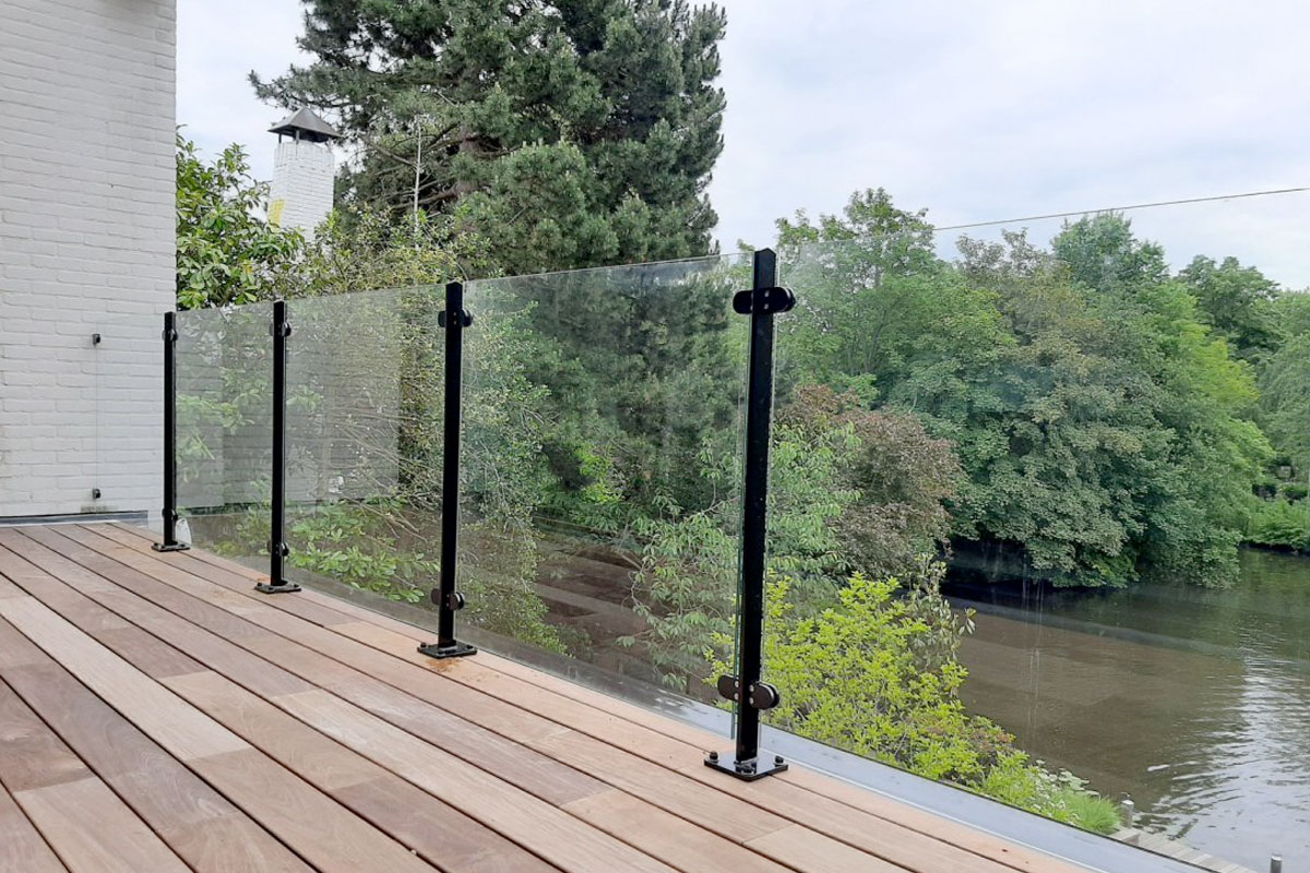 Glazen balustrade balkon plaatsen