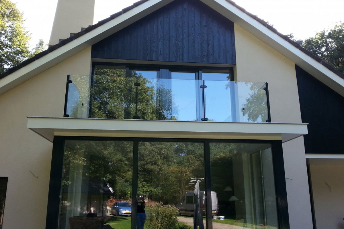 Glazen balkonhek op uitbouw