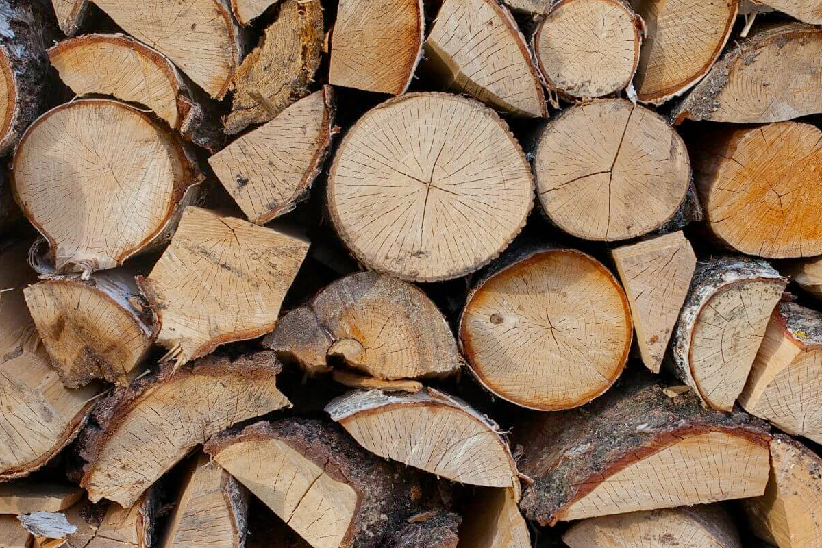 Hout stapelen in een haardhoutopslag: zo doe je het efficiënt