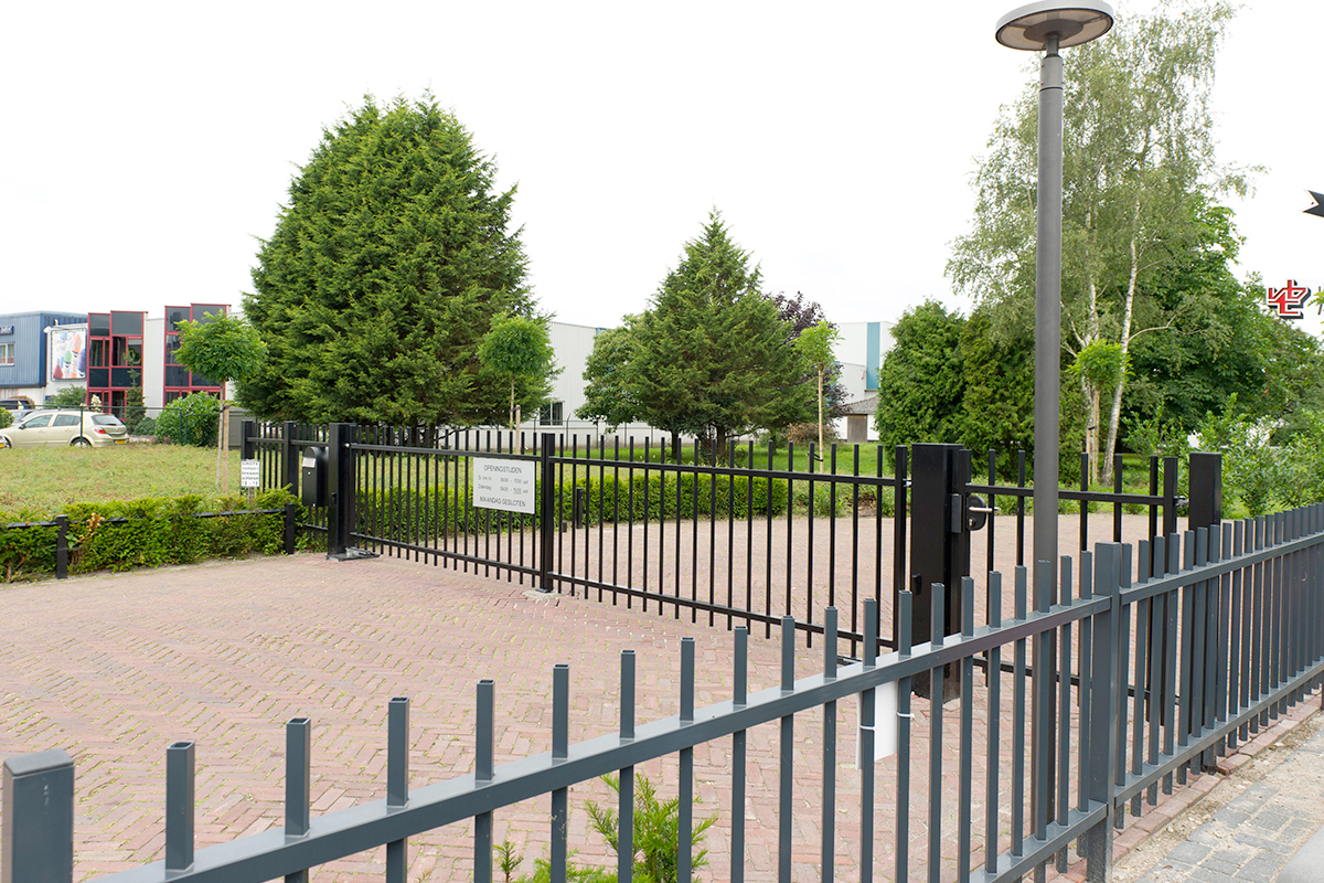 Hekwerk van staal laten plaatsen: waarom het een slimme keuze is