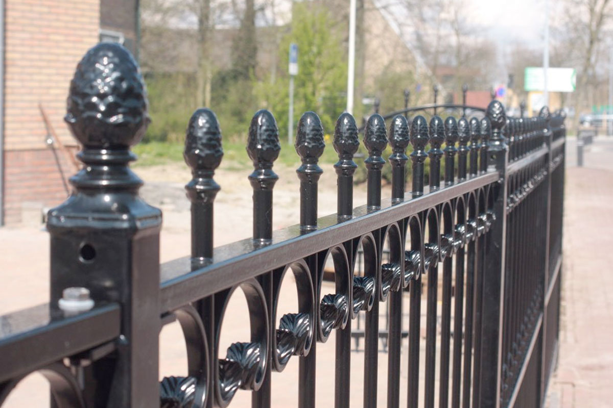 Van sierlijk tot functioneel: Een gids voor hekwerk spijlen